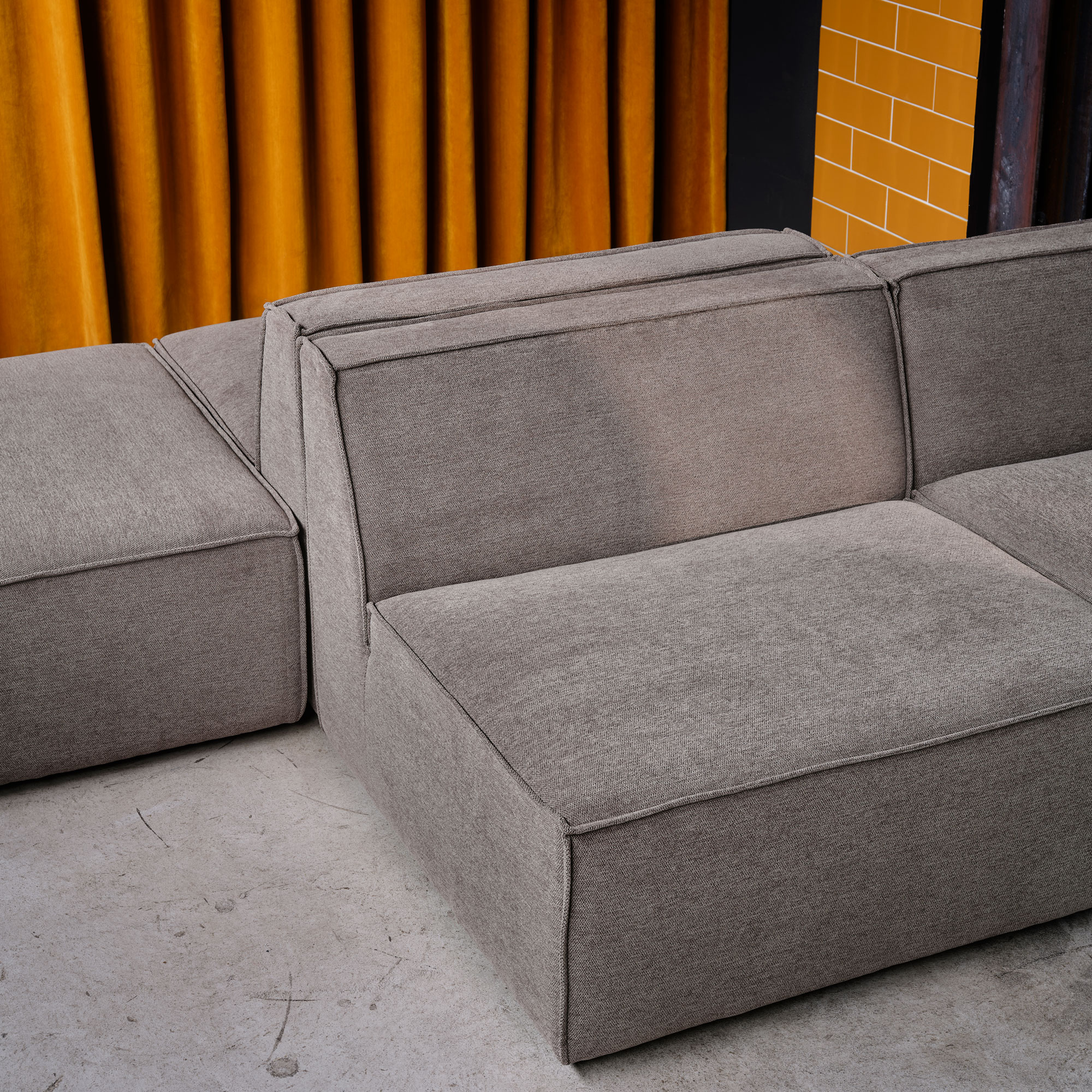 Dane, 3,5-Sitzer Modulsofa mit Fußhocker Braun - Impression Greige ...