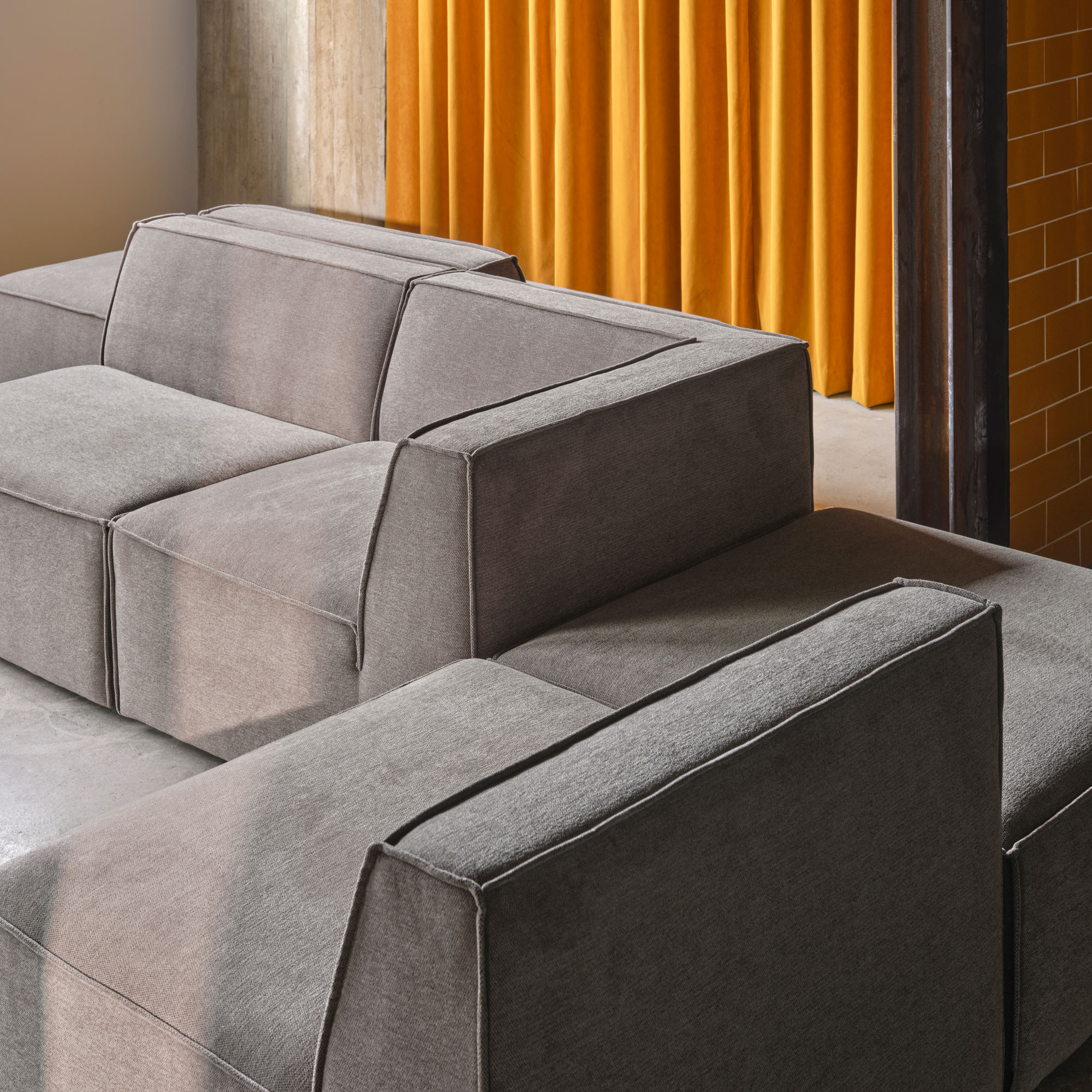 Dane, 3-Sitzer Modulsofa mit Récamiere links Braun - Impression Greige - SOFACOMPANY