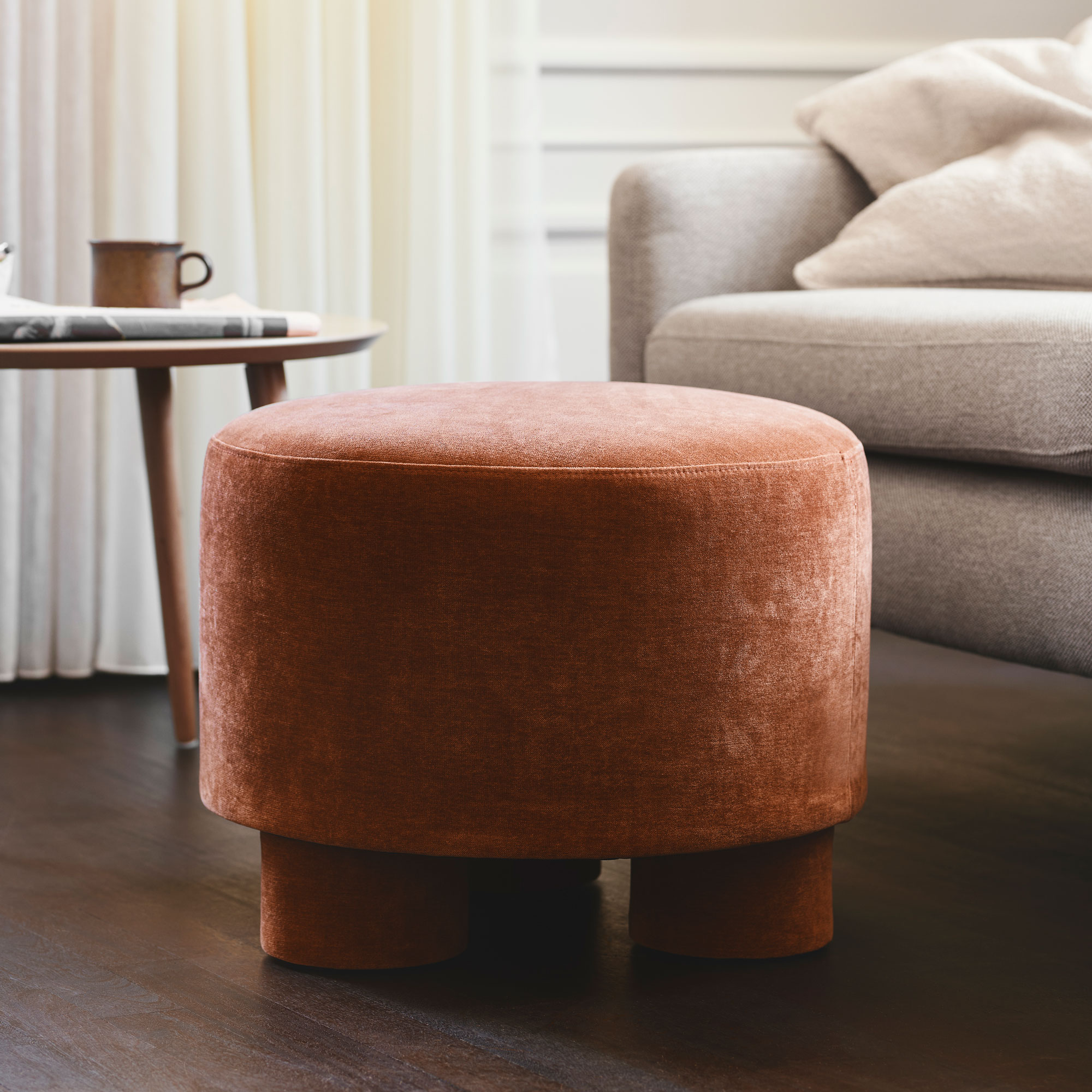 Puffer og fotskamler. Oppdater stuen med en rund puff