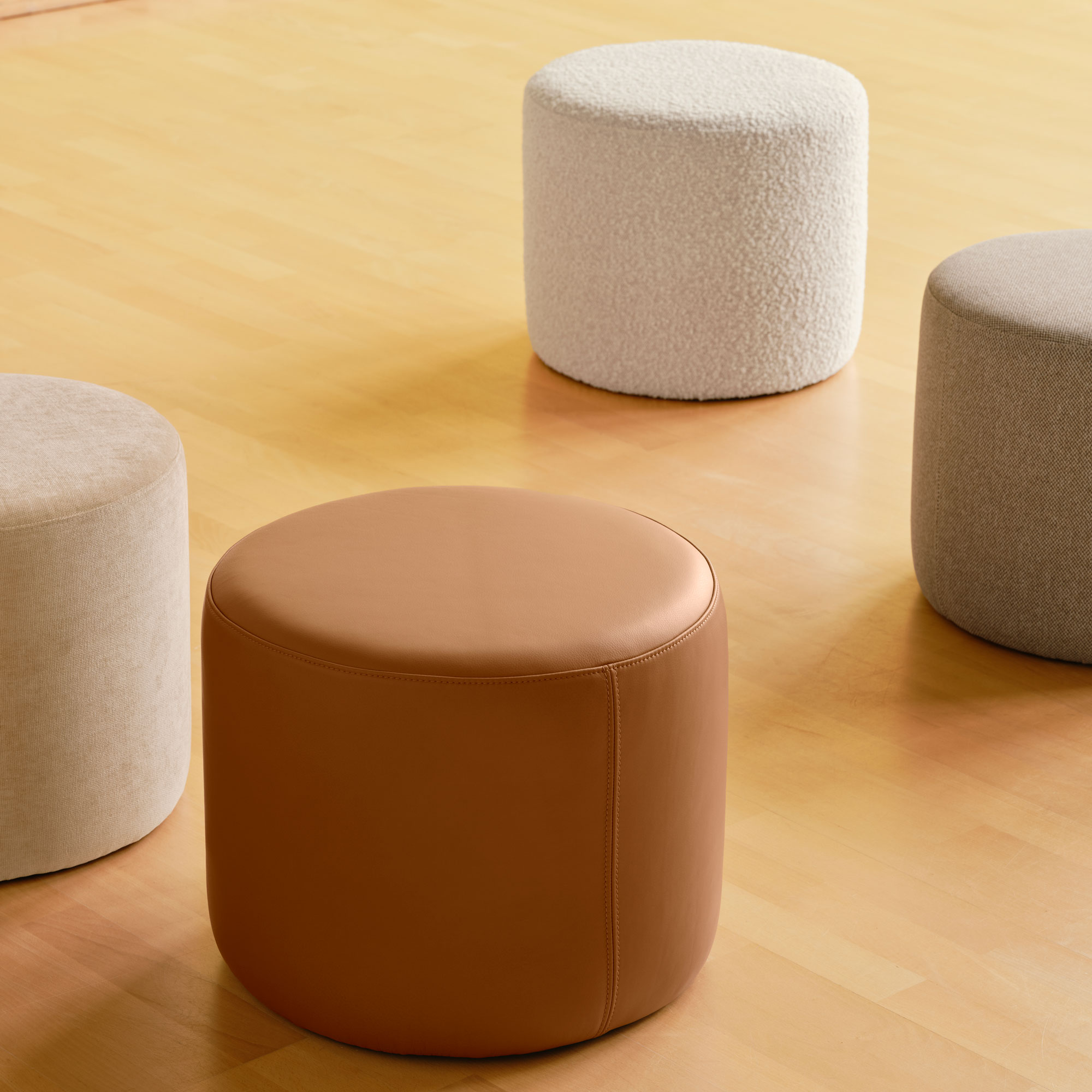 Puffer og fotskamler. Oppdater stuen med en rund puff